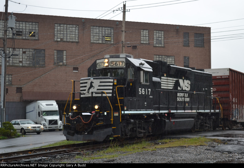 NORFOLK SOUTHERN GP38-2 5617 PASSING RAILROAD AVE